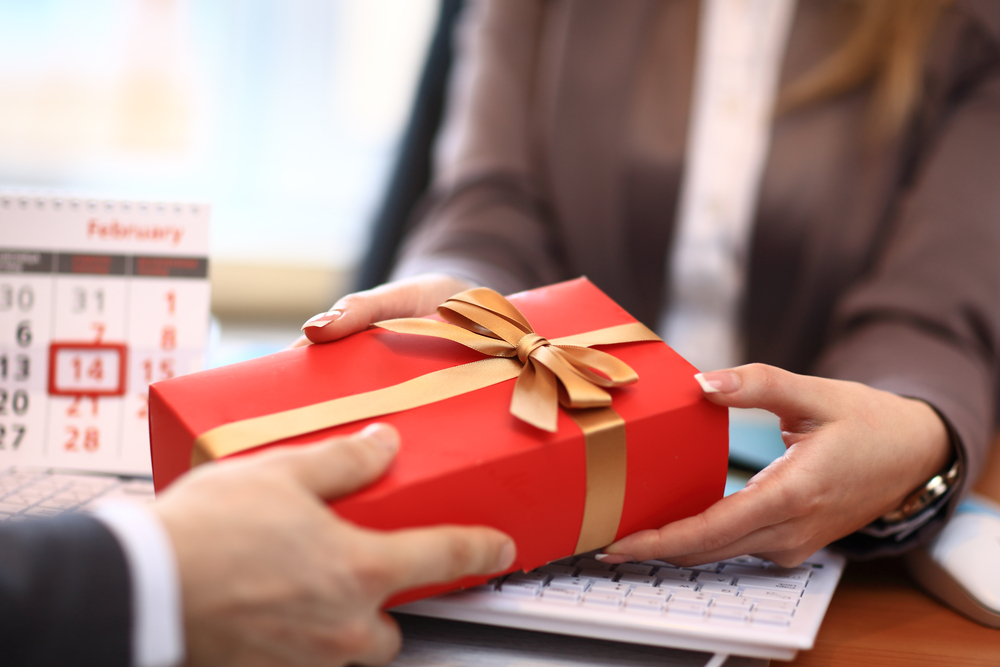 Best Gift Ideas for Corporate Employees & Event Tips