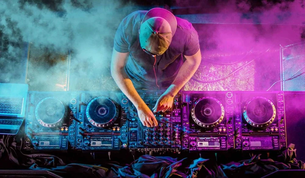 Best DJs for Corporate Events: How to Set the Perfect Vibe